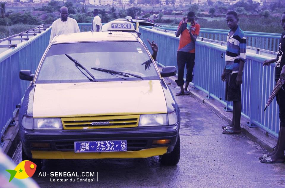 Un taxi sur la passerelle piéton - Au Sénégal, le cœur du Sénégal