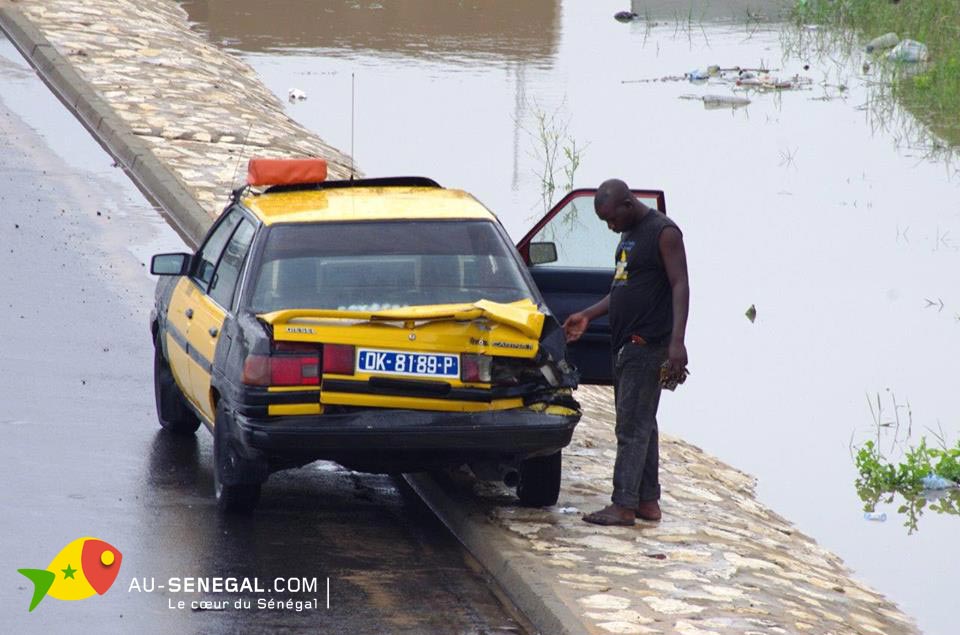 Un taxi sur la passerelle piéton - Au Sénégal, le cœur du Sénégal
