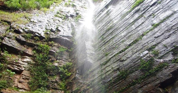 La cascade de Dindéfélo, havre de fraîcheur au Sénégal oriental - Au ...