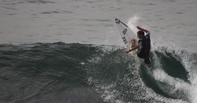 Surf : Chad Bikoumou au-dessus de la vague dakaroise - Au Sénégal, le ...