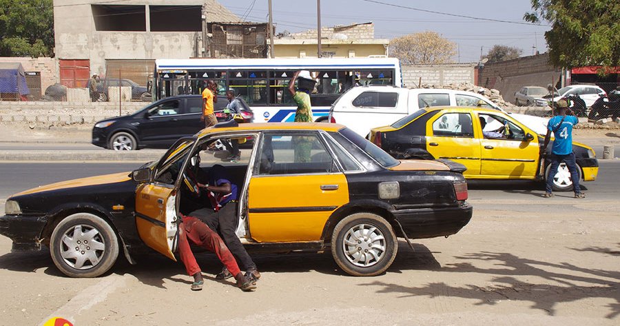 Les taxis de Dakar : très vieux et très nombreux - Au Sénégal, le cœur ...